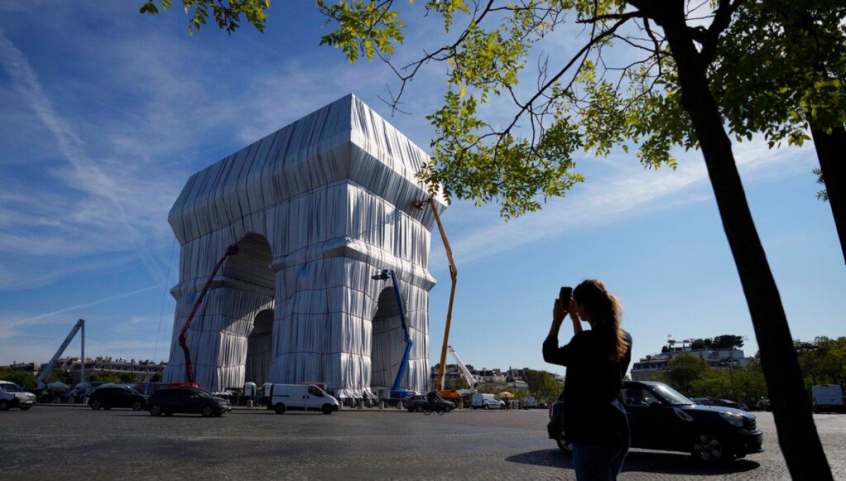 Paris monument wrapped in fabric for 'genius' art display - Washington ...